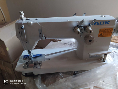 Продам швейную машину двух игольную, без челночная. Новая.