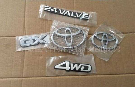 задняя эмблема шильдик toyota land cruiser 100  80 vx v8 4wd