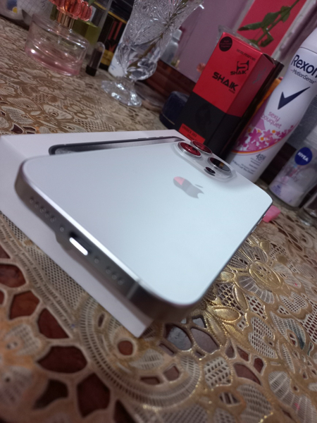 Iphone 15 pro white