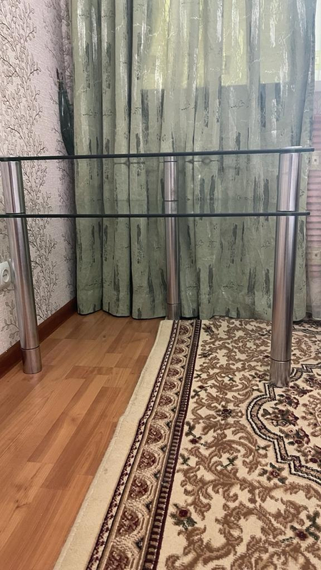 Стеклянный столик