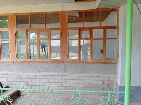 Eshik va romlar oynasi bilan