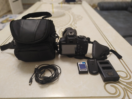 Canon 1300D Fotoaparat holati ideal tez sotiladi komplektlari yangi