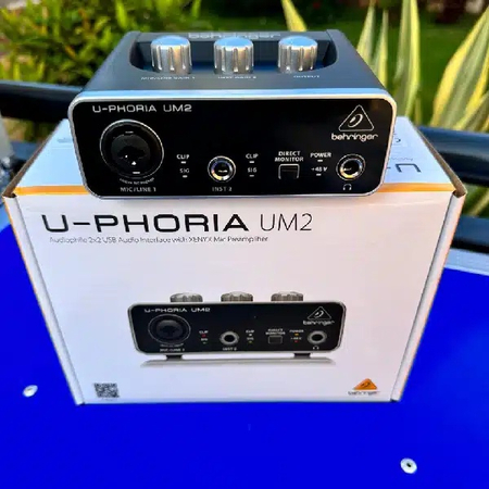 Звуковая карта Behringer um2
