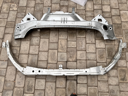 Monza oldi usilitel orqa panel