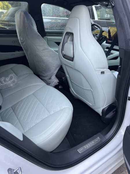Zeekr 001 z Sport Oq Garantya Bor