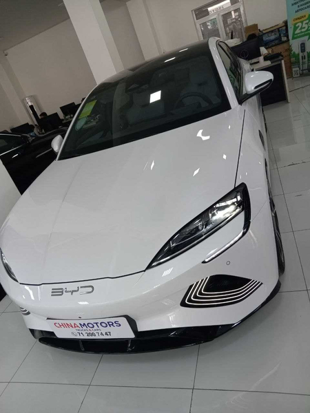 TESLA ni  RAQOBATCHISI  BYD Seal  2023  Polniy zaryadda 700 /km