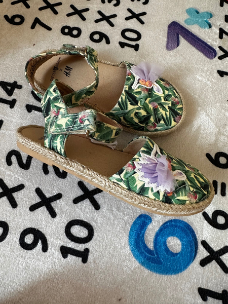 Новые босоножки для девочек H&M