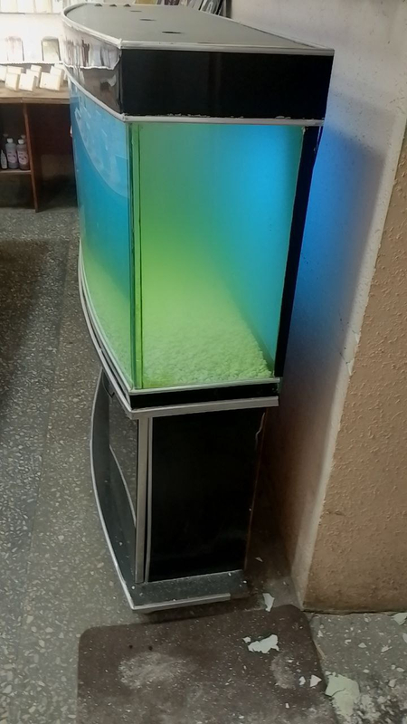 Akvarium srochna sotiladi