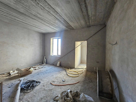 2 xonali 88m² +80m² podval, 1-qavat sotiladi.