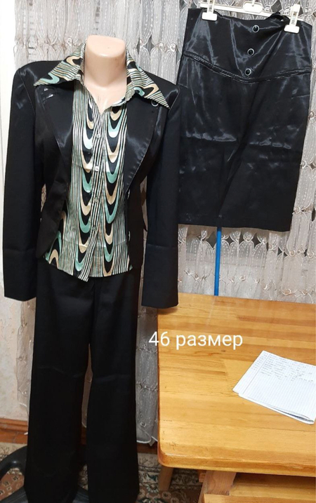 Продаю костюмы
