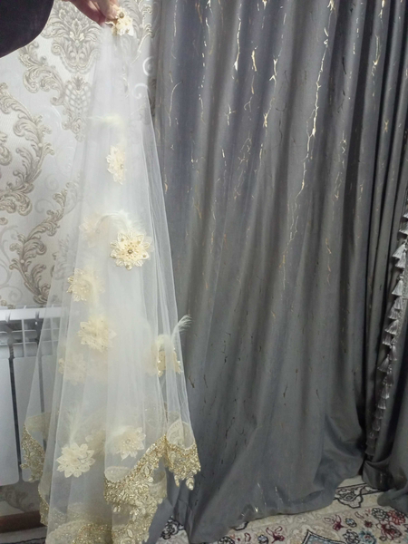 Kelinlarga salom qilish uchun sari va diadema