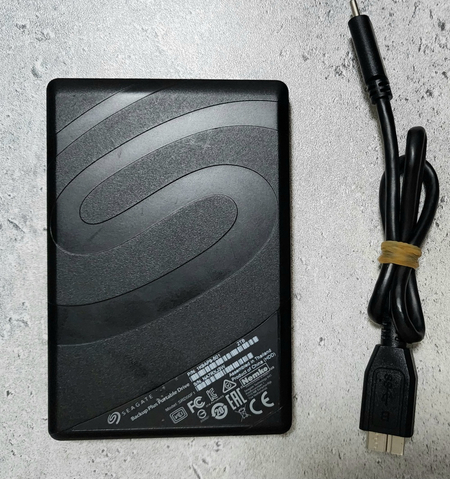 Внешний диск Seagate 2 Tеррабайт (2000 Гб). Ҳолати янги. Переходник би