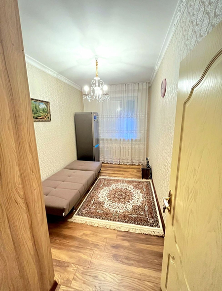 Продаётся квартира 4/2/4 на массиве Ялангач,  Мирзо-Улугбекский район