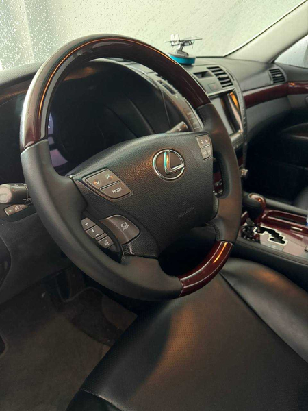Lexus LS 460L белый