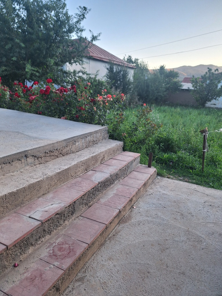 Uy sotiladi Qoramozor uch bog'da