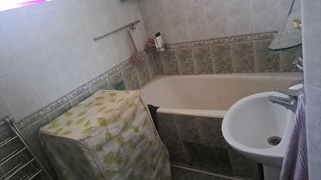 Kvartira sotiladi 3 etaj 2xonali 3 xona qilingan