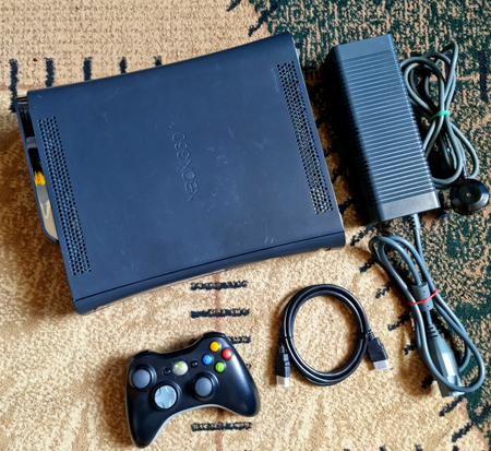 Xbox 360 fribut qilingan.