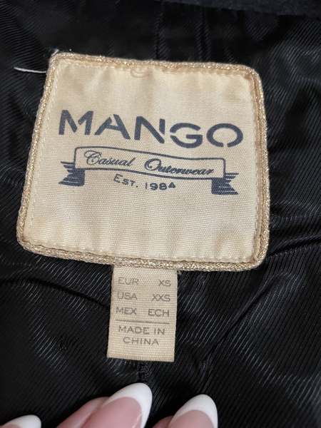 Женское стильное пальто Mango.