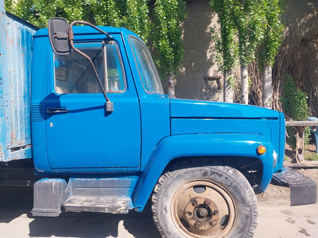 Кабина сотилади Газ 3307 холати яхши.
