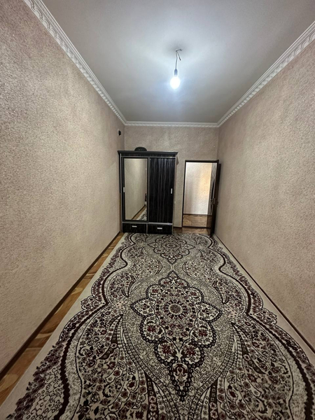 Kritiy rinik 17 maktab yonida yangi kirpichniy domdan 2 xonalik 3 qava