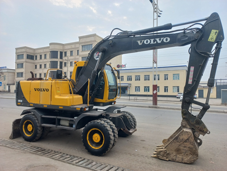 Volvo 130 sotiladi