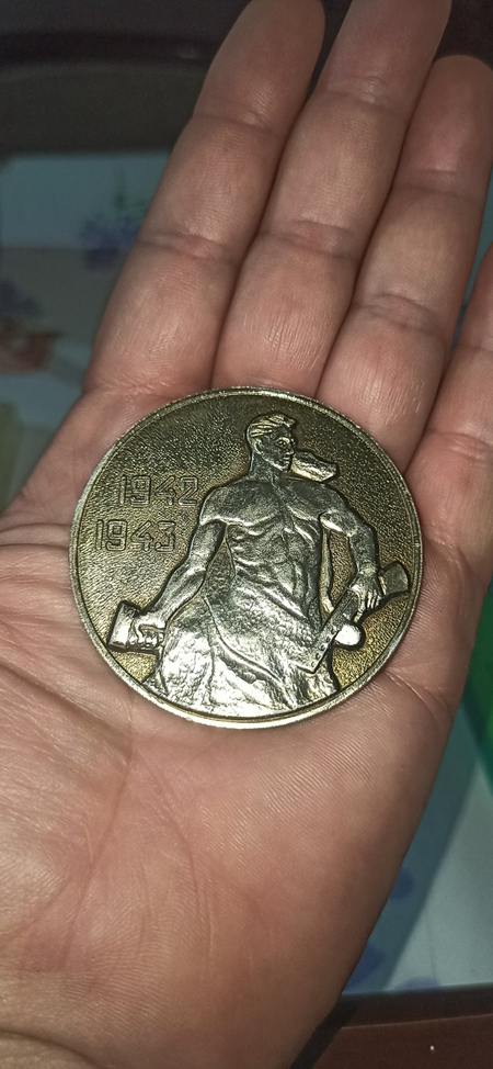 Продам медали настольные и медаль шухрат
