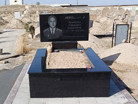 Памятник из чёрного гранита