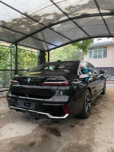 BMW I7 e-Drive 50L (салон 60L)