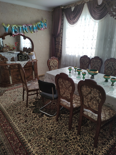 Uchastka sotiladi 6 sotix 6 ta hona 2 ta darvoza podvol bor.