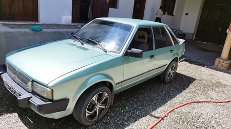 Ford escord Ghia 1.3 sotiladi