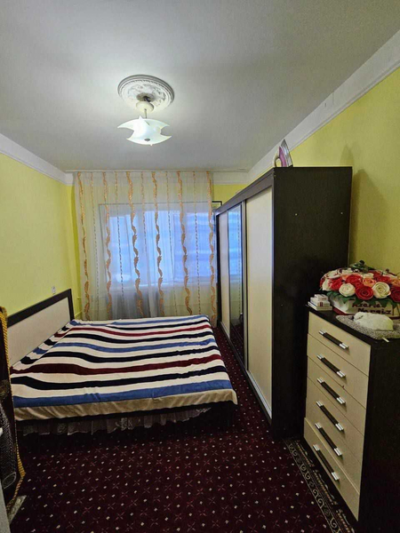 2 xonali 64m² 5-qavat, ko‘plab jihozlari qoladi.
5 qavatli panelniy