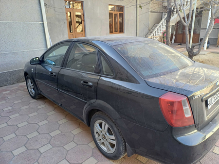 Lacetti 1.8 sotiladi