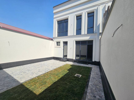 Продам дом Луначарском 1,5 соток 225м2