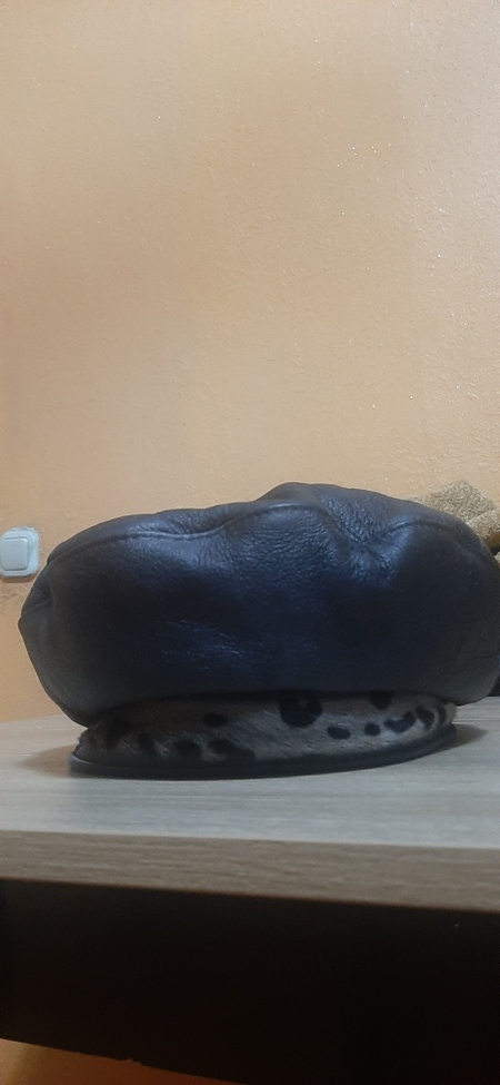 Головой убор женский из натуральной кожи.и меха.в отличном состояние.