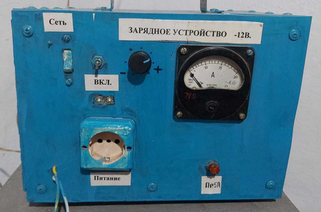 Зарядное устройство с регулятором напряжения (для аккумулятора машины)