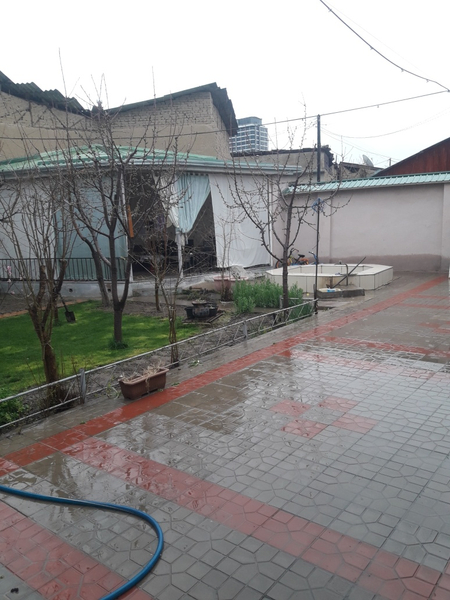 Продаётся дом в пристижной махале Лабзак 5,5 соток 2 дома 7 комнат.