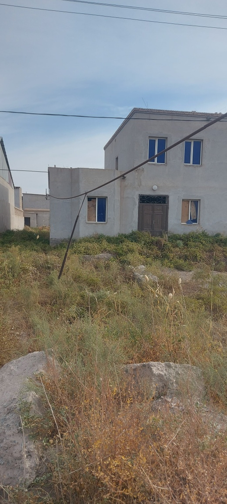 Mtsni orqasi ichkarida 2 qavatli qurilishi tugallanmagan 420 kv 280 qu