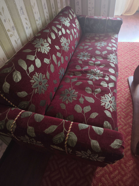 Диван, кресла, деревянный стол