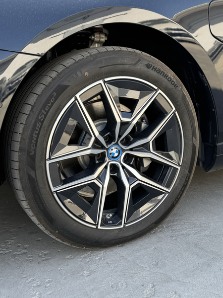 BMW i5 35L (+доп опции) AVTOKREDIT!