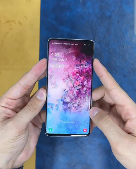 Samsung s10.        128 gb