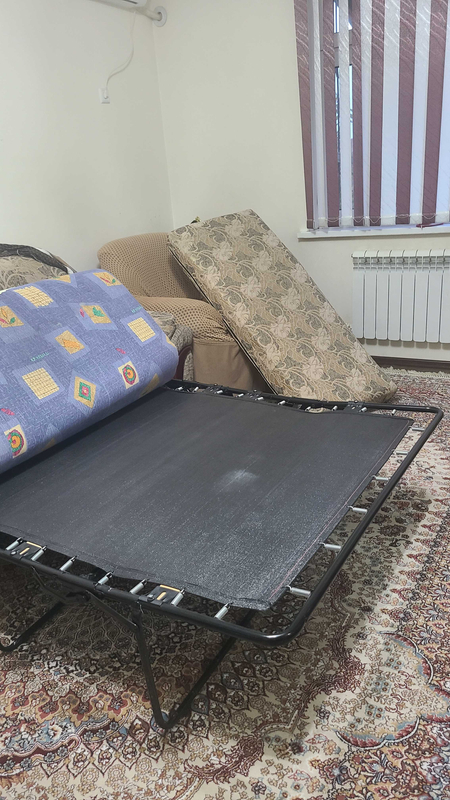 Divan kreslo qulay yaxshi saqlangan.