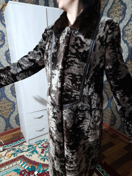 Пальто из мутона, отделанное норкой