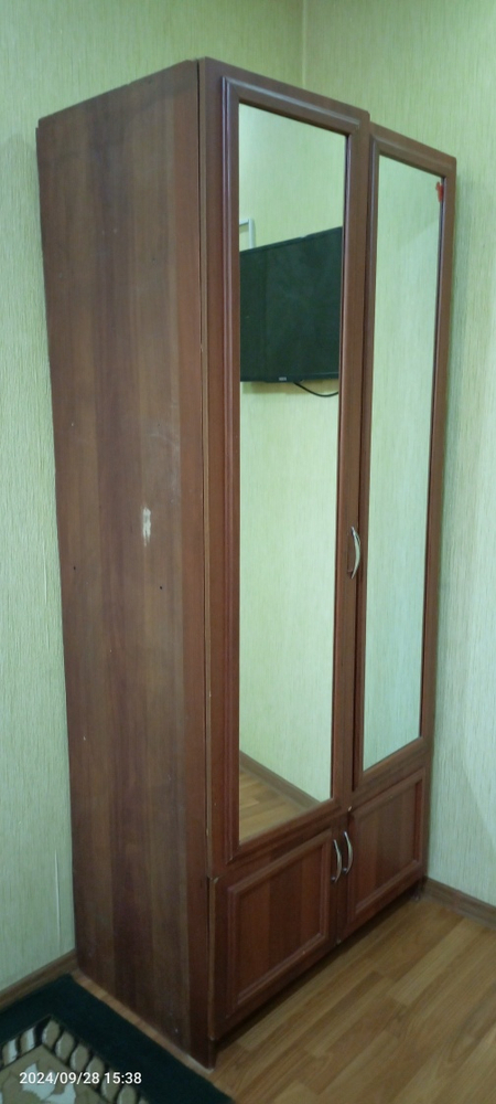 Шкаф с зеркалами не большой