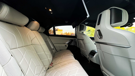 Продам новую BMW 740i xDrive с монитором и гарантией на автомобиль