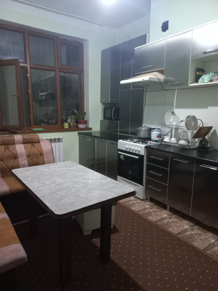 3 xonali kv sotiladi komecheskiy dom 1 chi qavat