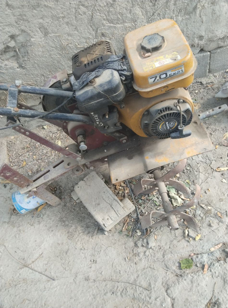 Yer haydadigan mininruchnoy traktor