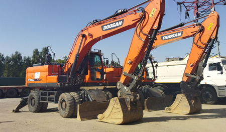 Хар хил турдаги екскаваторлар хизмати.Hyundai 55,Hyundai 140,Dossan190