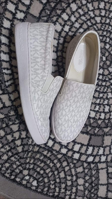 Слипоны от бренда Mishel Kors