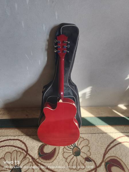 Gitara    rang qizil qora