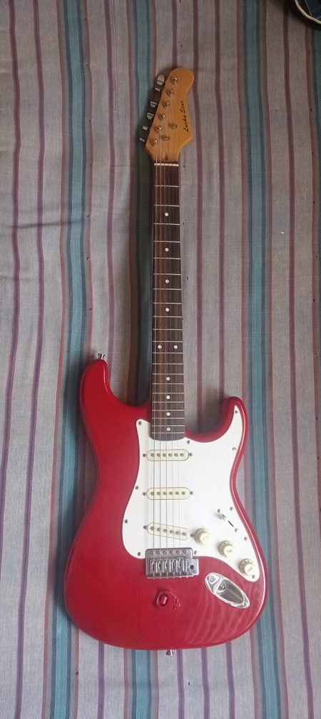 Elektron gitara sotiladi